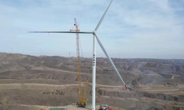 甘肃庆阳“东数西算”产业园区绿电聚合试点项目首台中船科技机组完成吊装-国际风力发电网